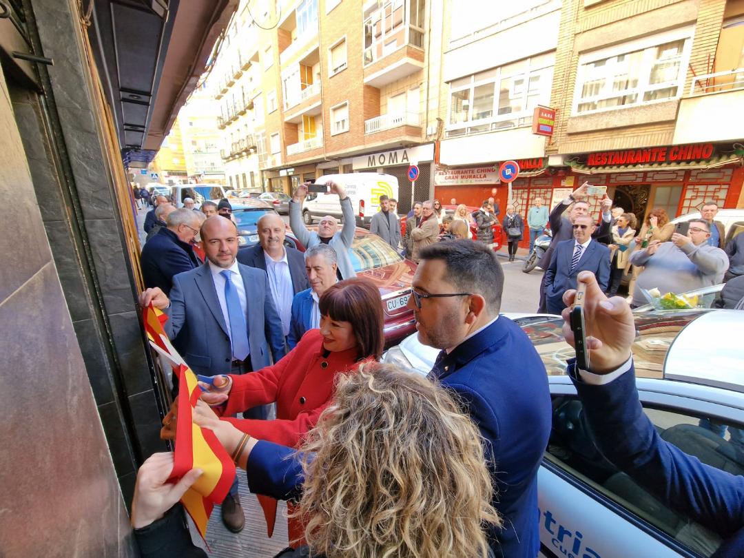 Un centenar de personas se dieron cita para arropar a la presidenta ...