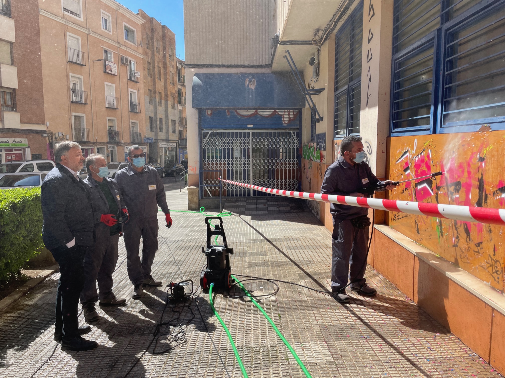 A prueba un nuevo sistema para eliminar grafitis en Cuenca A prueba un nuevo sistema para eliminar grafitis en Cuenca
